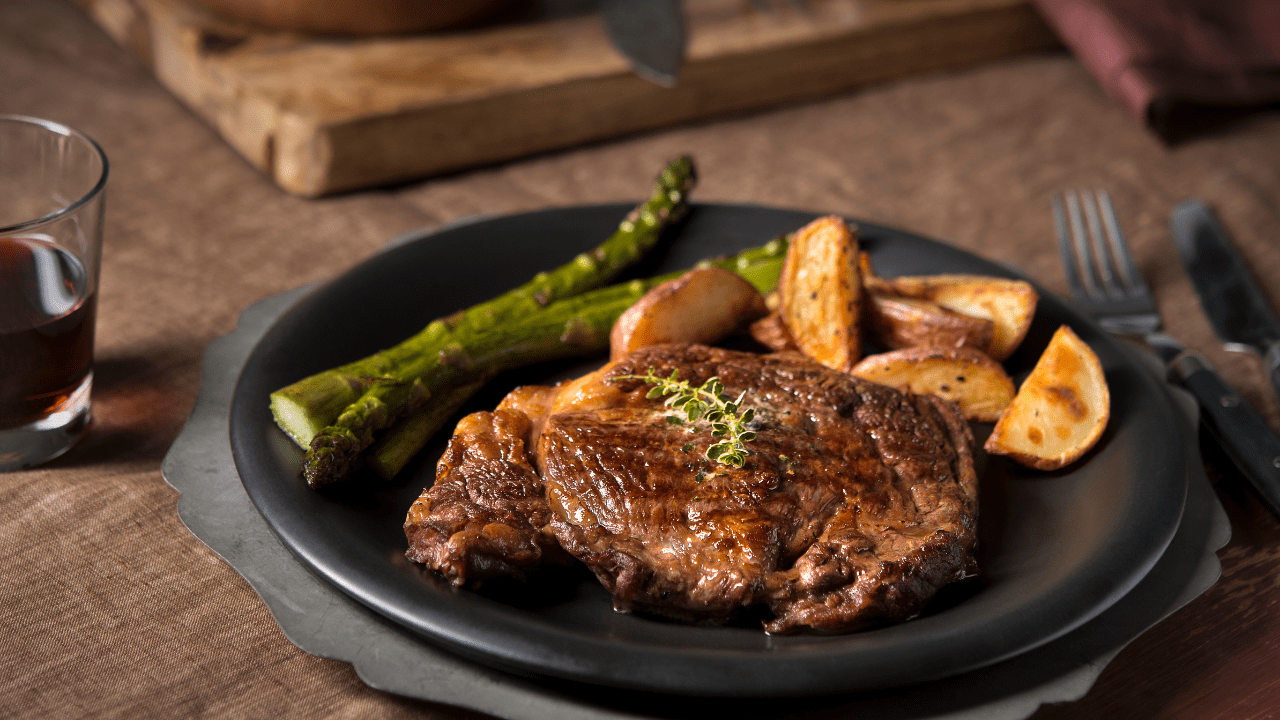 Receita de Bife de Contrafilé com Batatas Rústicas - Cook Mania